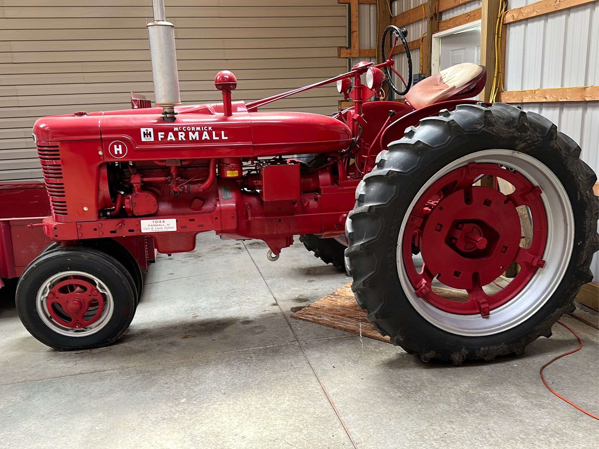 1944 FARMALL H BEAUTIFUL RESTORED TRACTOR - Kaufman Realty & Auctions