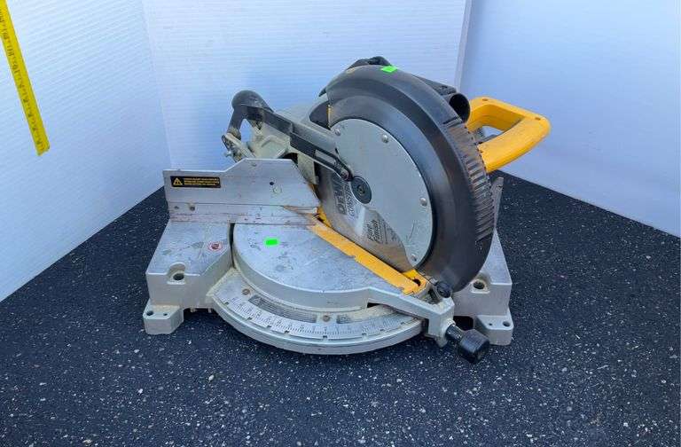 DeWalt 12 Compound Miter Saw DW705 Kaufman Realty Auctions