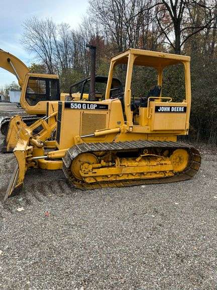 JD 550 G LGP crawler dozer - Kaufman Realty & Auctions