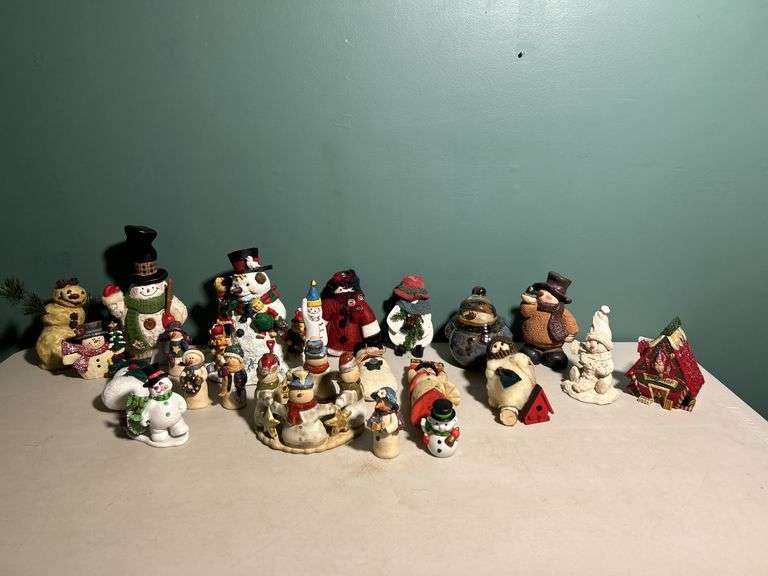 Collection of decorative snowman figurines - Kaufman Realty & Auctions