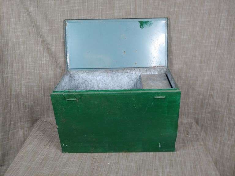 Antique metal ice chest - Kaufman Realty & Auctions