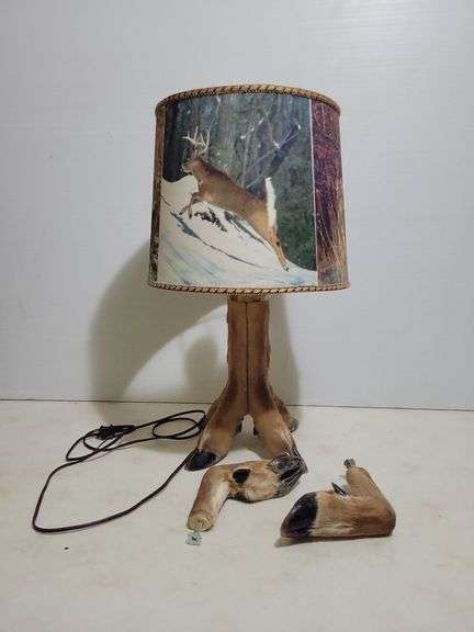 Deer feet lamp & 2 deer feet hooks - Kaufman Realty & Auctions
