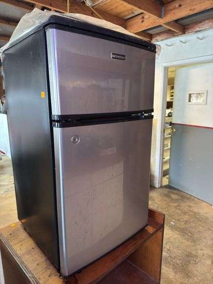 Emerson Mini Refrigerator w/ Freezer Top - Kaufman Realty & Auctions