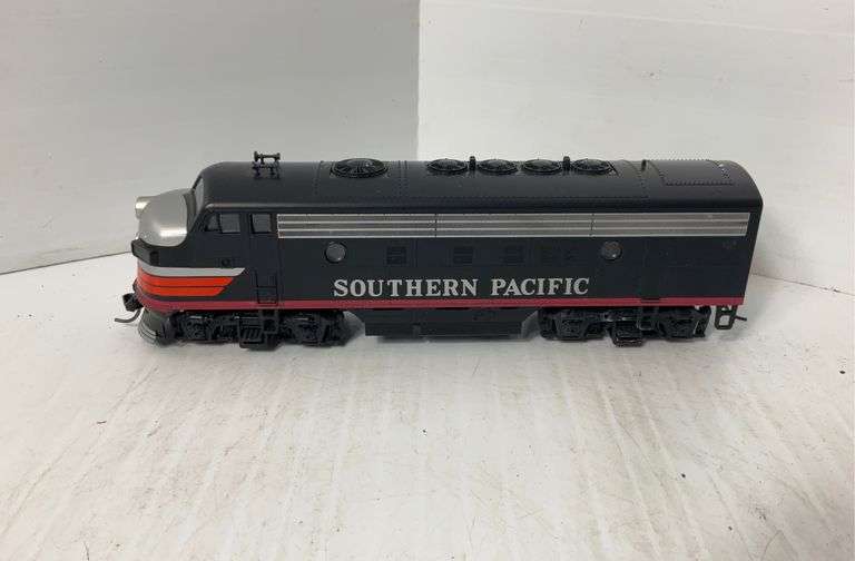 Stewart HO Scale Southern Pacific Model Train Engine - Kaufman Realty ...