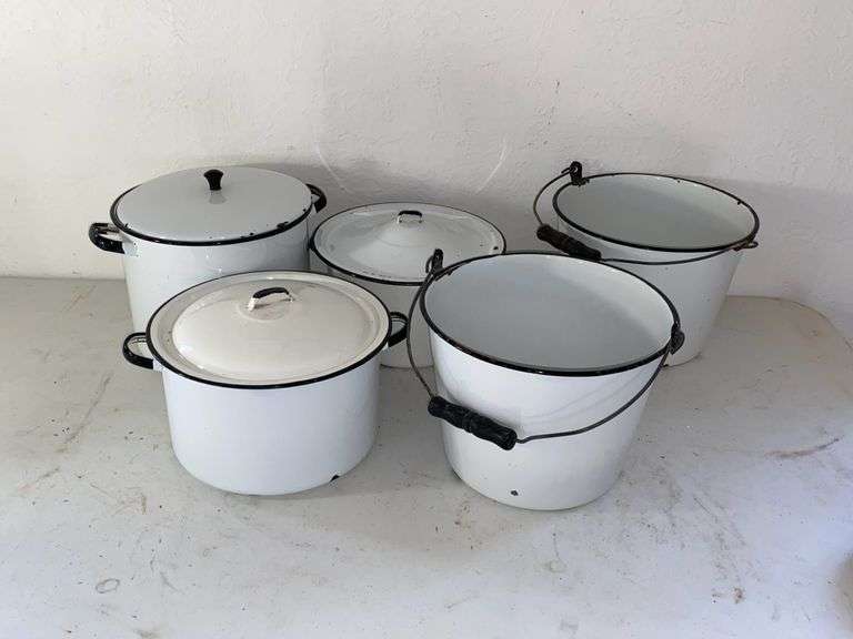 Vintage enamelware bowls and two pails - Kaufman Realty & Auctions
