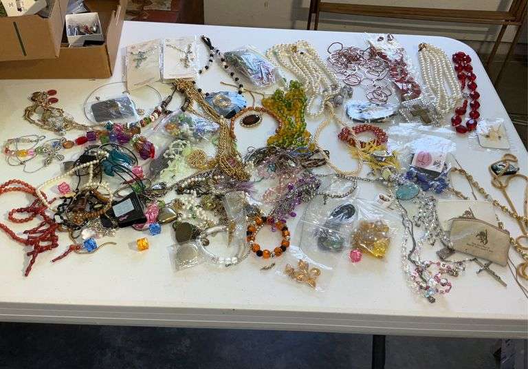 Large lot of necklaces - Kaufman Realty & Auctions