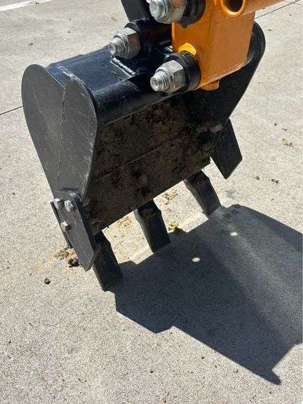 Miva VA13C mini hoe on tracks ,109 hrs , like new !! - Kaufman Realty ...