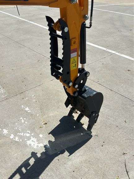 Miva VA13C mini hoe on tracks ,109 hrs , like new !! - Kaufman Realty ...
