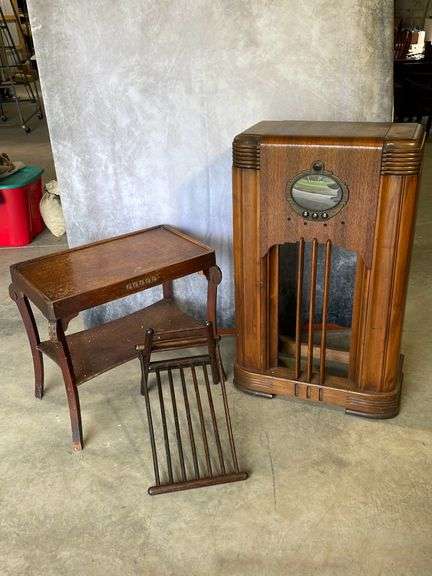 Antique radio - frame only and wooden stand - Kaufman Realty & Auctions