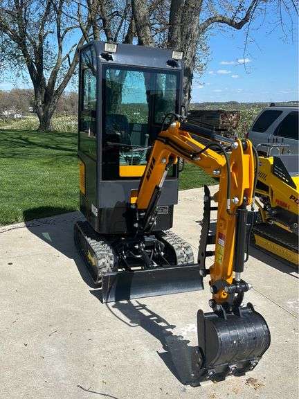 Miva VA13C mini hoe on tracks ,109 hrs , like new !! - Kaufman Realty ...