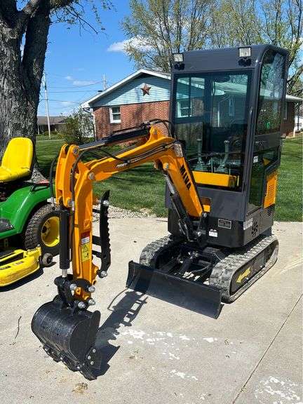 Miva VA13C mini hoe on tracks ,109 hrs , like new !! - Kaufman Realty ...