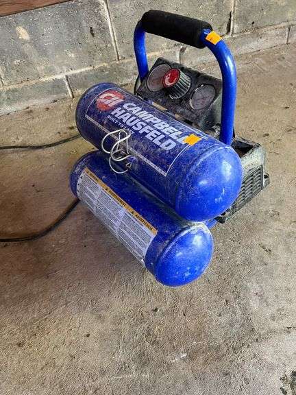 Campbell Hausfeld air compressor/ works/ missing hose attachment - Kaufman Realty & Auctions