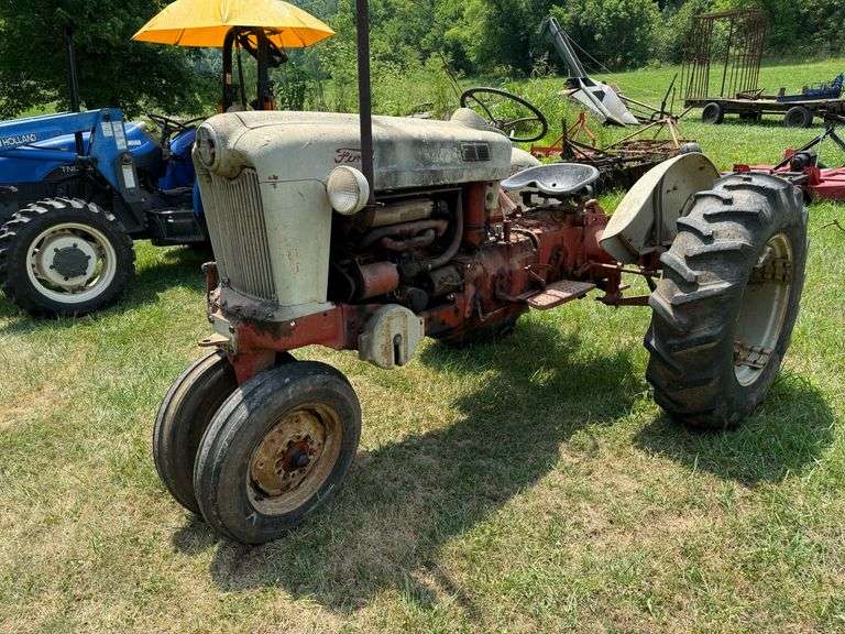 1957 Ford 900 Power Master Farm Tractor - Kaufman Realty & Auctions