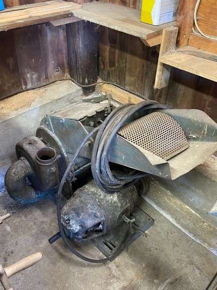 Antique feed/grain machine - Kaufman Realty & Auctions