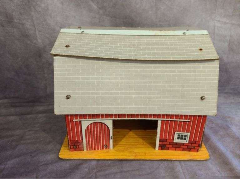 VINTAGE TOY BARN & ANIMALS - Kaufman Realty & Auctions