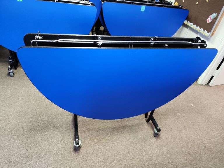 5ft round blue folding rolling cafeteria table - Kaufman Realty & Auctions