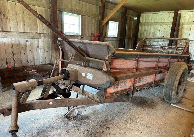 NEW IDEA PTO DRIVEN MANURE SPREADER. 10 FT INSIDE - Kaufman Realty & Auctions