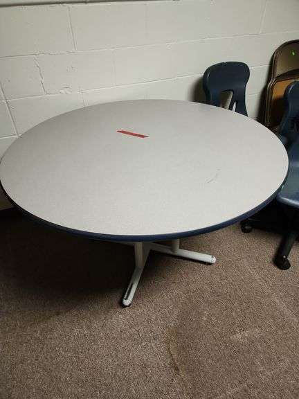 4ft round table - Kaufman Realty & Auctions