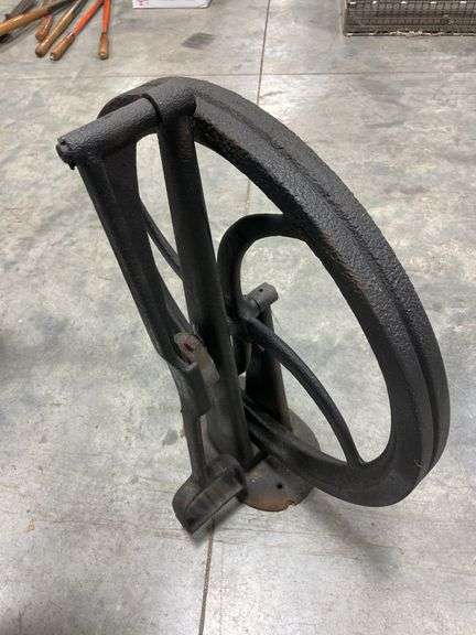 Antique cast iron spinning wheel - Kaufman Realty & Auctions