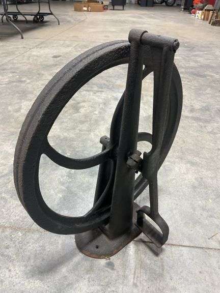 Antique cast iron spinning wheel - Kaufman Realty & Auctions