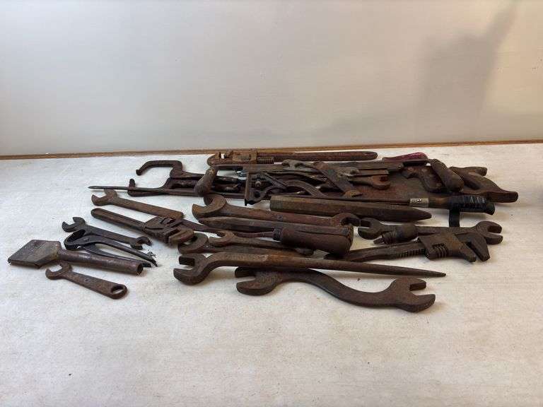 Vintage shop tools - Kaufman Realty & Auctions