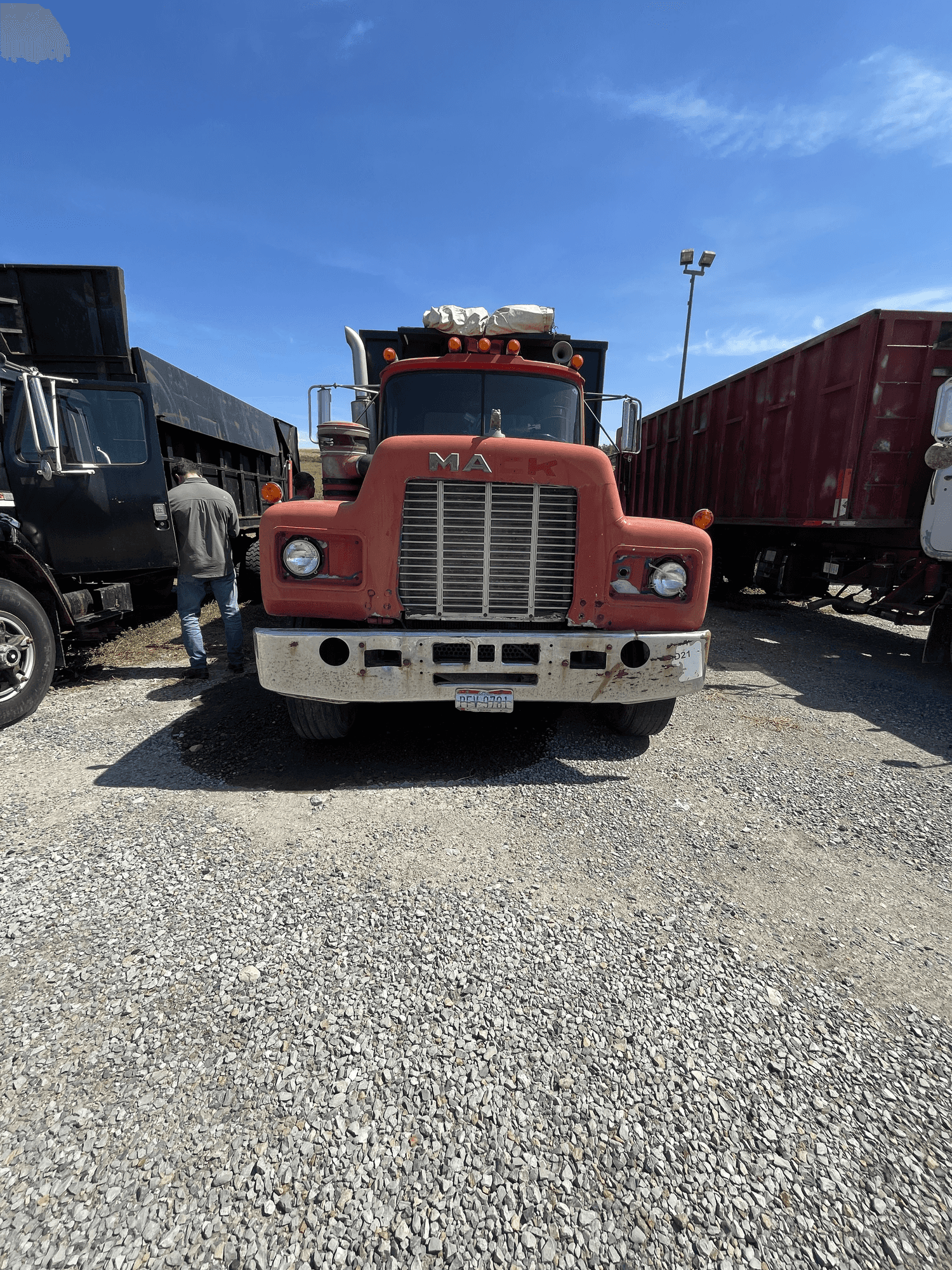 ‘89 Mack T8 silage truck w/ 22’ bed w/ hyd. End gate - Kaufman Realty ...