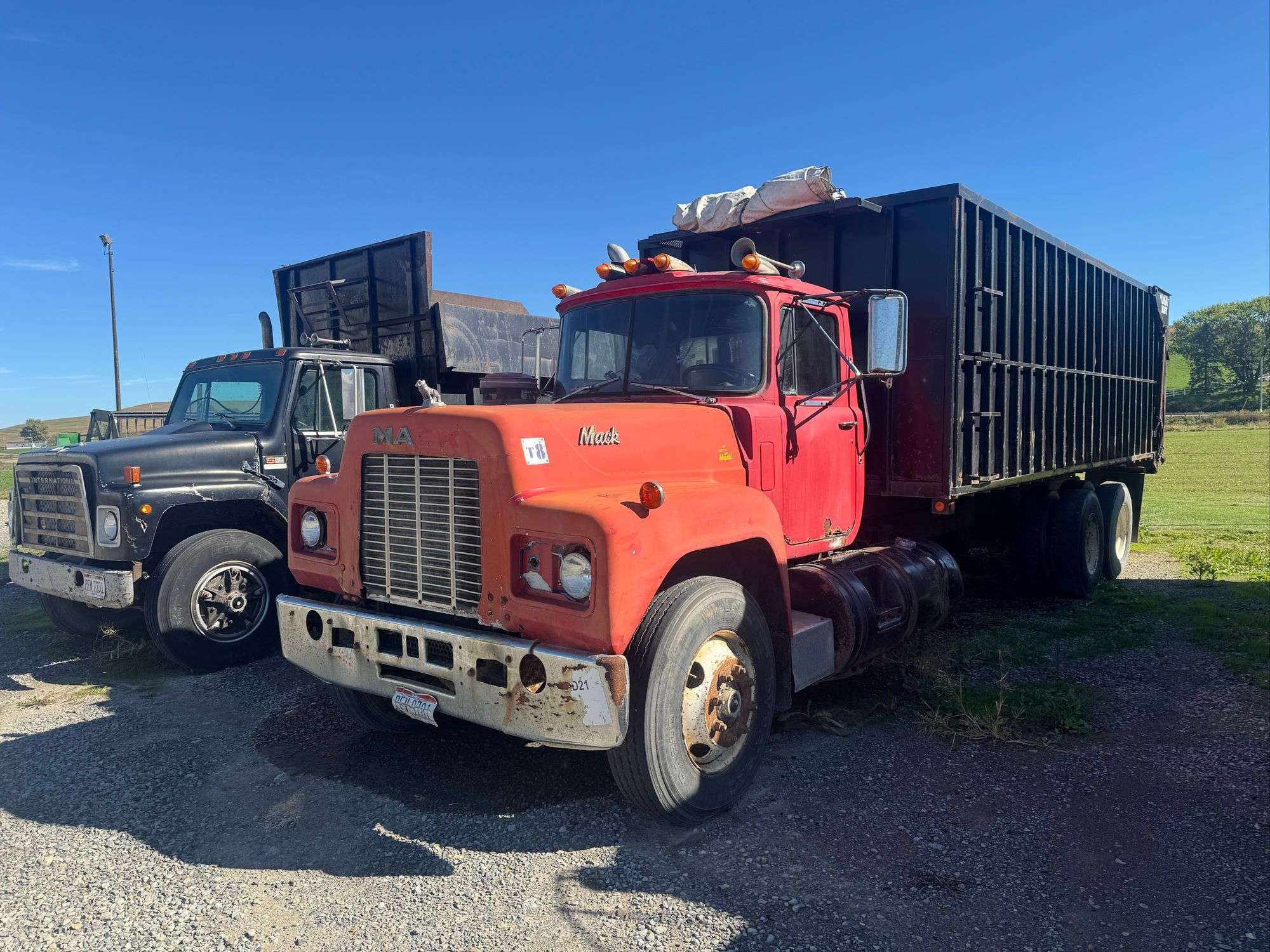 ‘89 Mack T8 silage truck w/ 22’ bed w/ hyd. End gate - Kaufman Realty ...