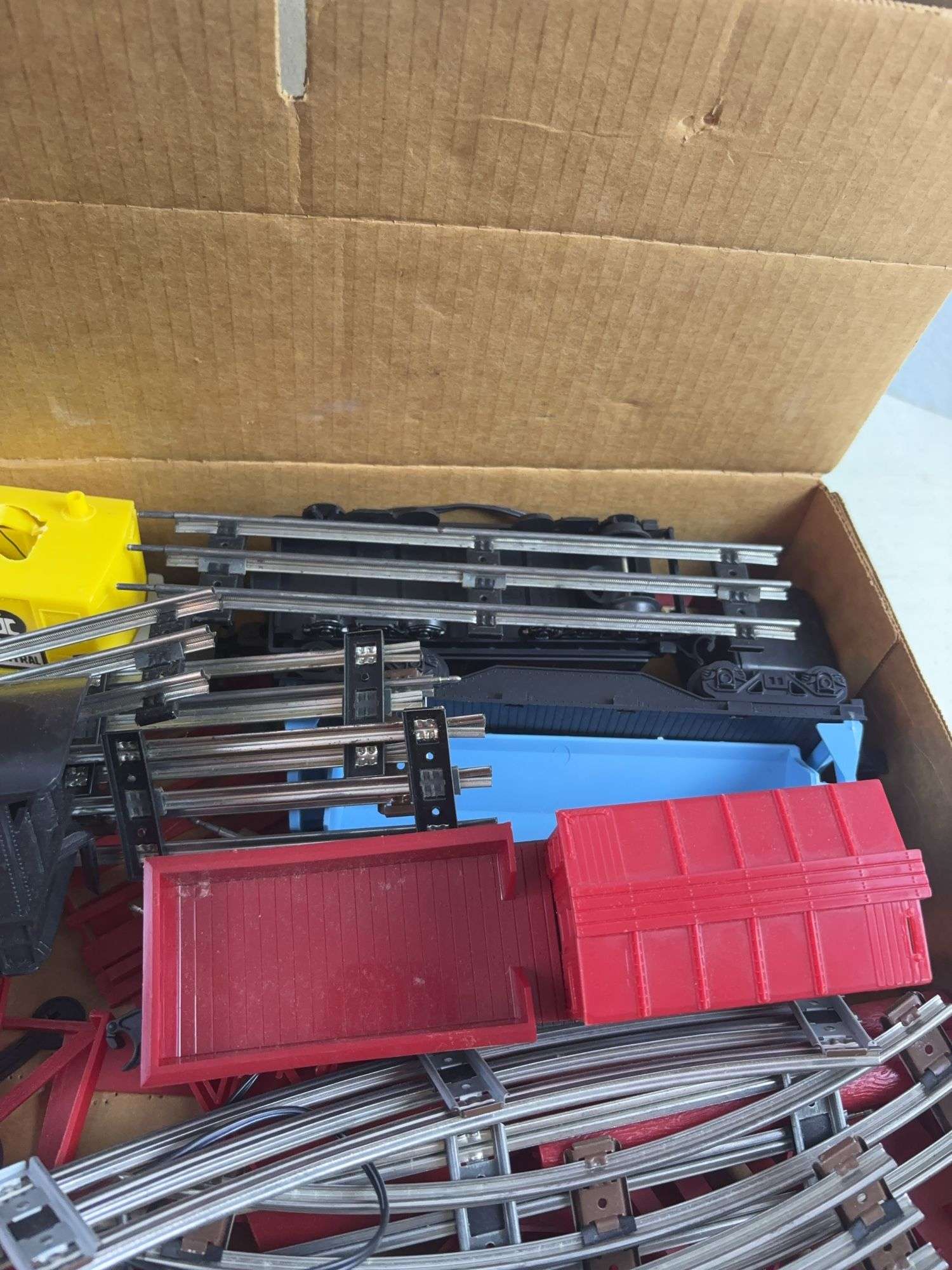 Lionel Lines Train Set - Kaufman Realty & Auctions