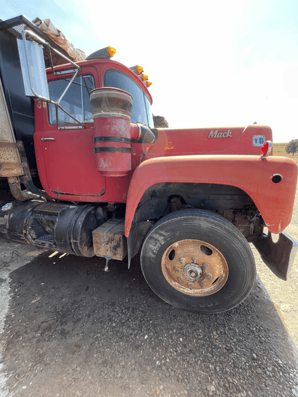 ‘89 Mack T8 silage truck w/ 22’ bed w/ hyd. End gate - Kaufman Realty ...