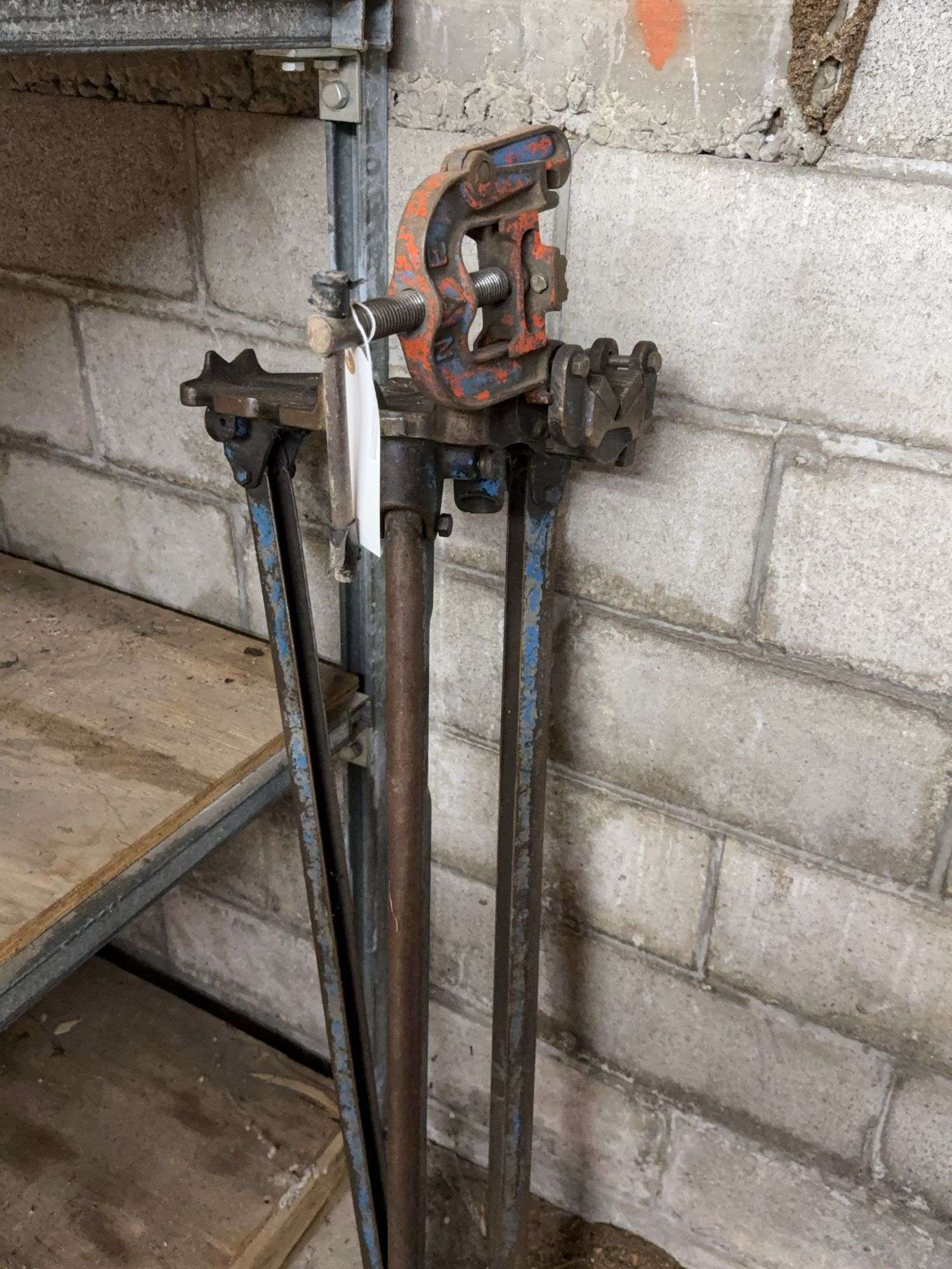 PIPE THREADING VISE - Kaufman Realty & Auctions