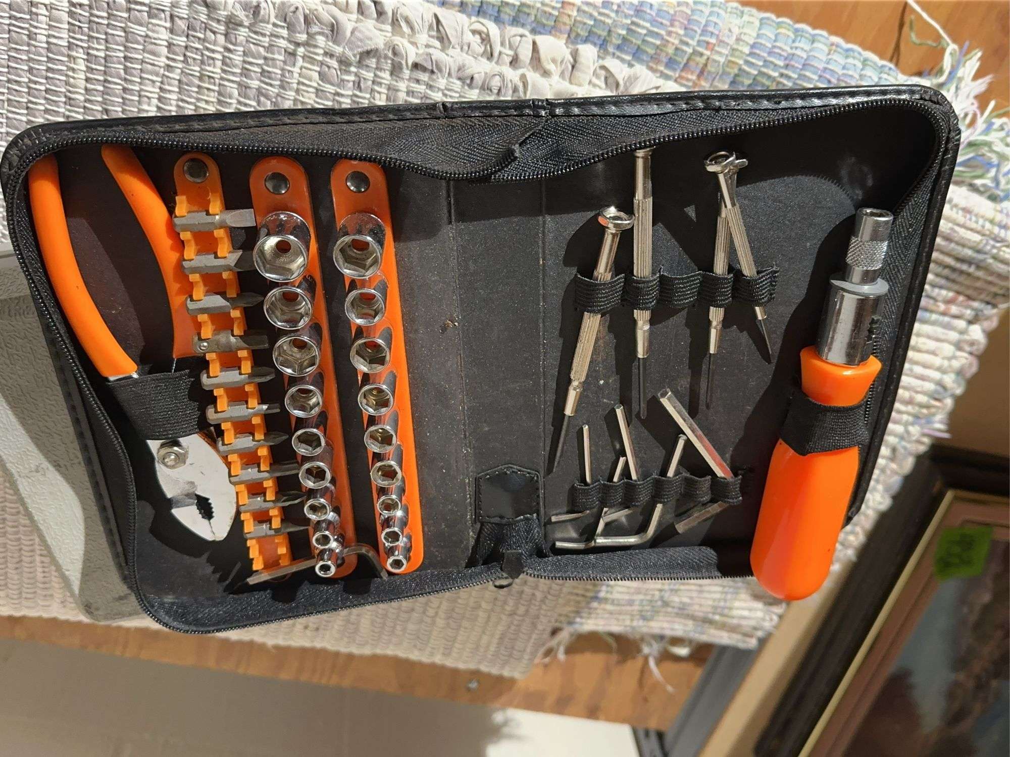 TRUE VALUE TOOL KIT & AMERICAN TOOL EXCHANGE CORDLESS SCREWDRIVER ...