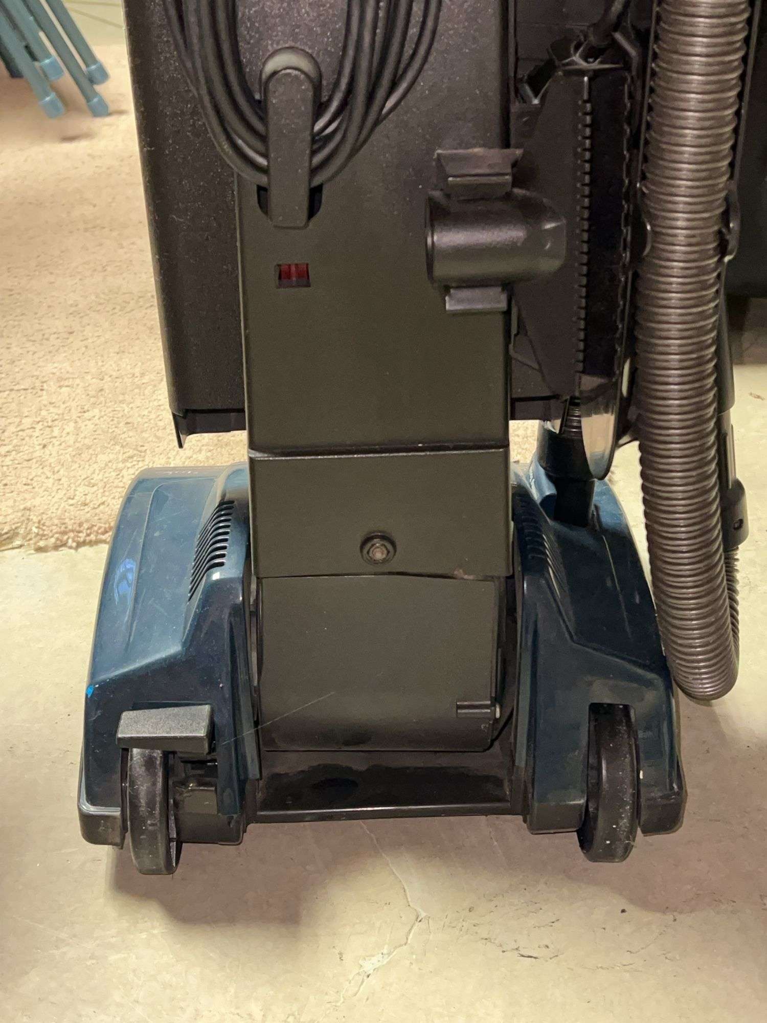 HOOVER ELITE SUPREME SWEEPER - Kaufman Realty & Auctions
