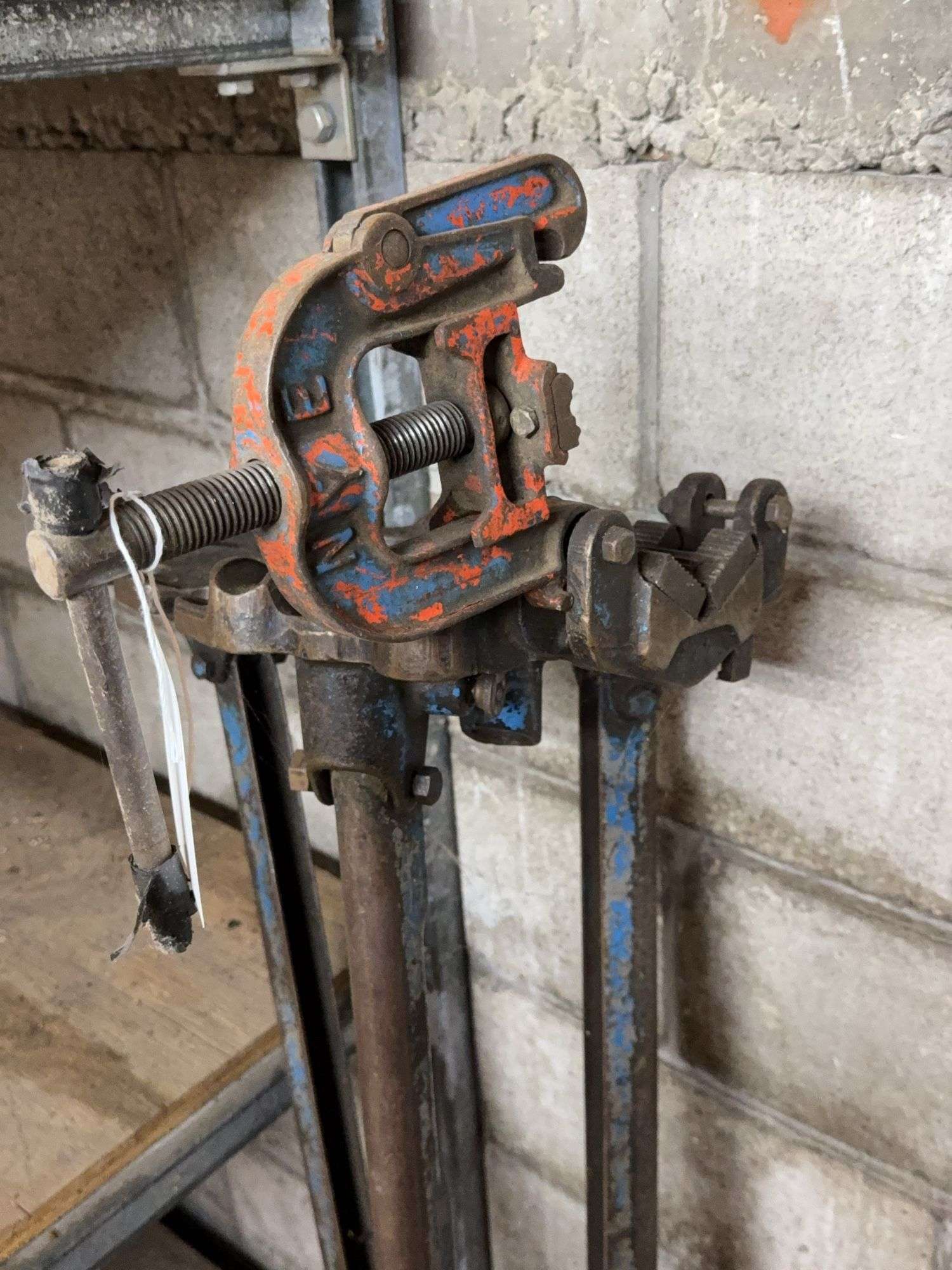 PIPE THREADING VISE - Kaufman Realty & Auctions