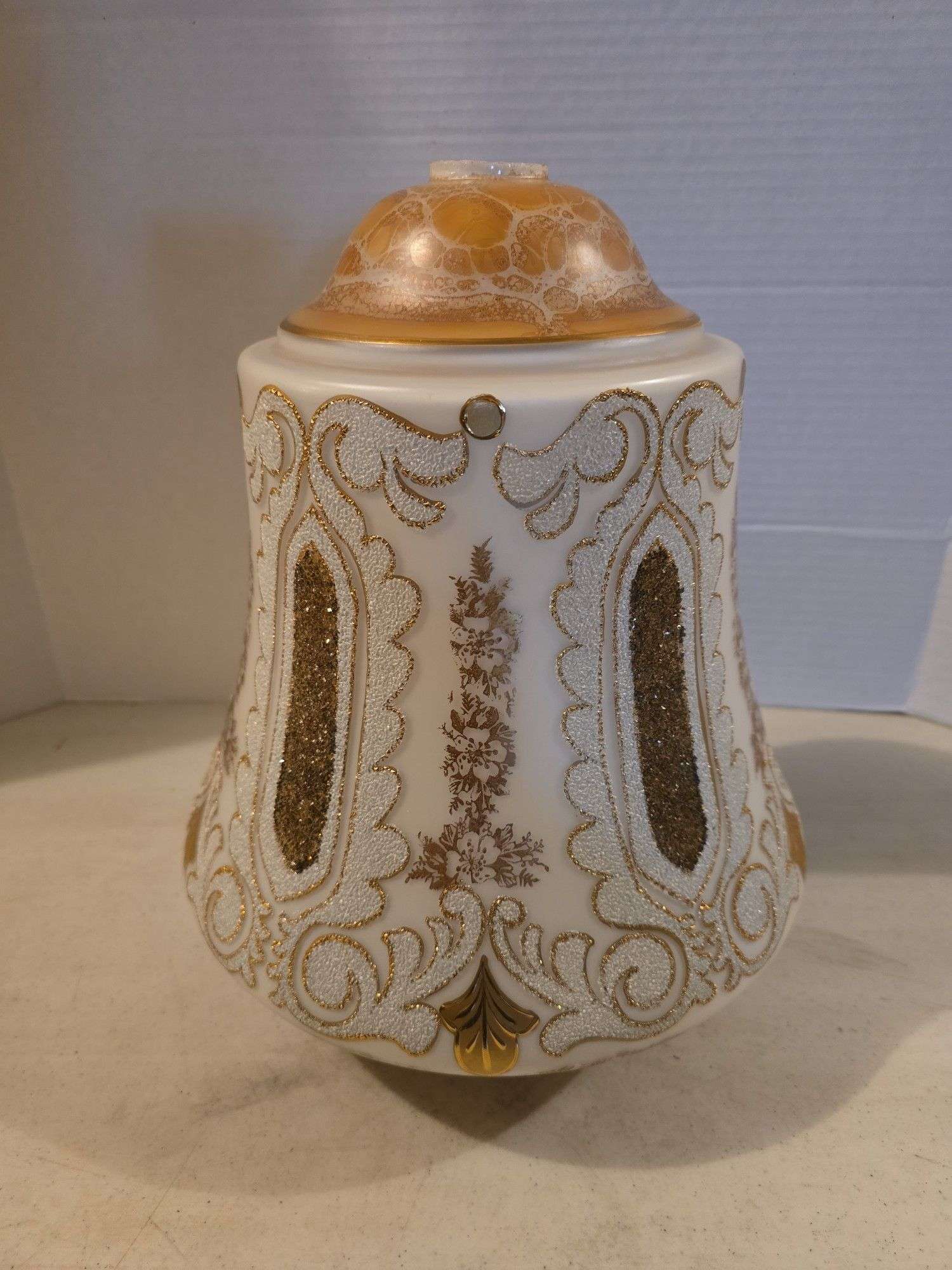 FANCY FROSTED GLASS LAMP SHADE - Kaufman Realty & Auctions