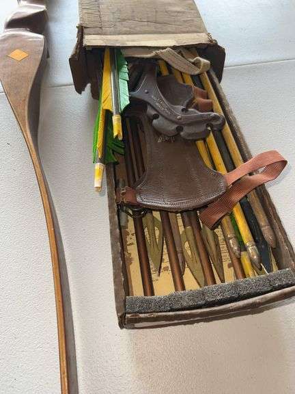 Shakespeare Wonderbow w/ Arrows - Kaufman Realty & Auctions