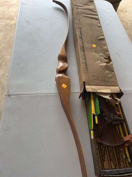 Shakespeare Wonderbow w/ Arrows - Kaufman Realty & Auctions