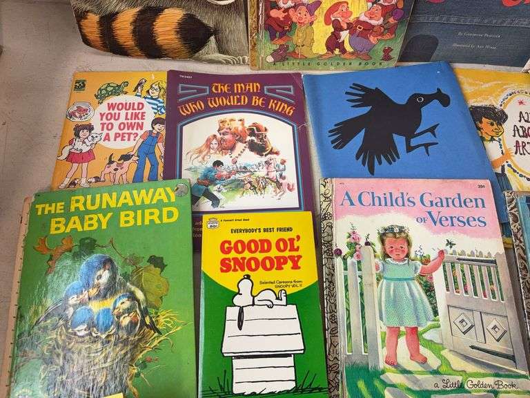 Large assortment of vintage books - Peanuts, Charlie Brown, Dennis the ...