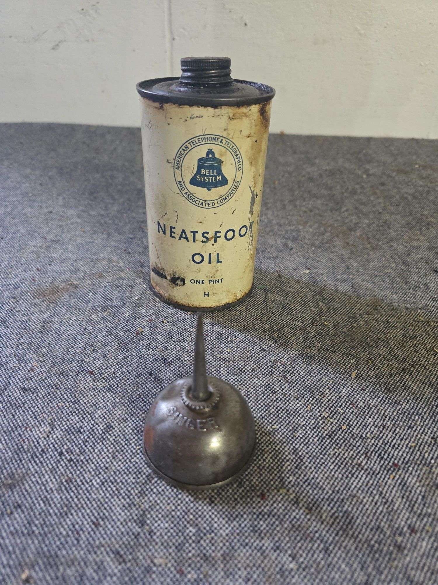 SMALL SINGER OILER AND NEATSFOOT OIL TIN - Kaufman Realty & Auctions
