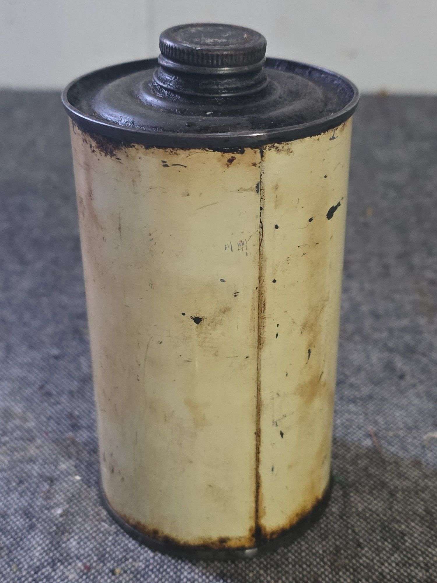 SMALL SINGER OILER AND NEATSFOOT OIL TIN - Kaufman Realty & Auctions