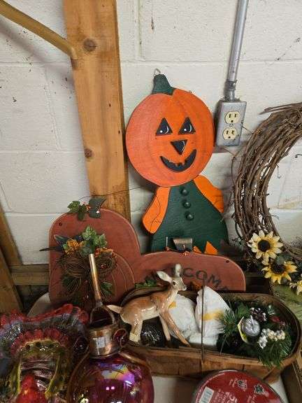 Rubbermaid trash can w/ wrapping paper, lots of decor - Kaufman Realty ...