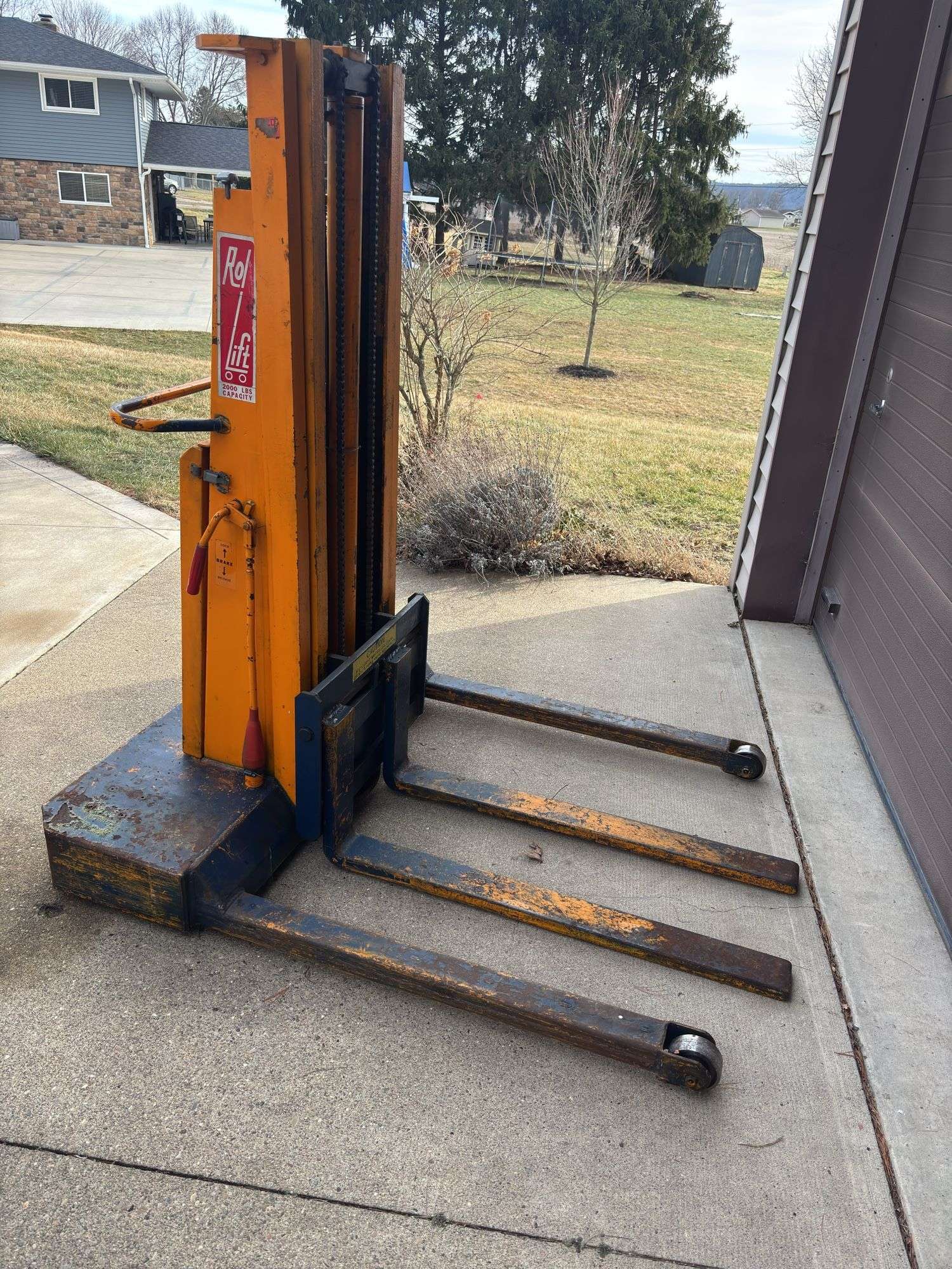 Rol-Lift 970 Battery Lift w/ charger, 2000lb lift capacity ( works )96 ...