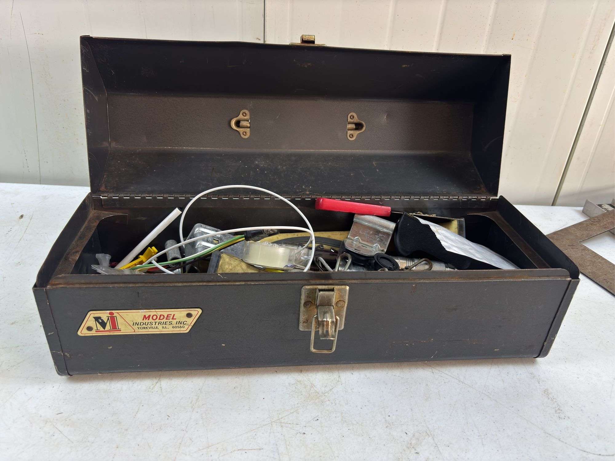 Metal Tool box w/ misc Tools - Kaufman Realty & Auctions