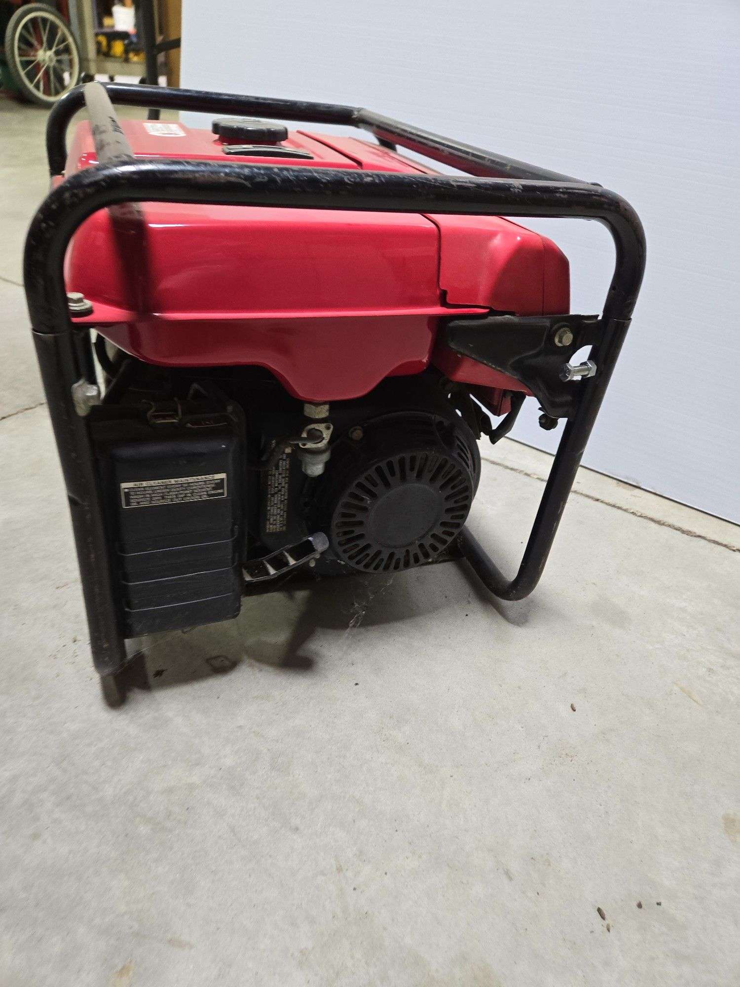 Honda EB 2500 generator - Kaufman Realty & Auctions