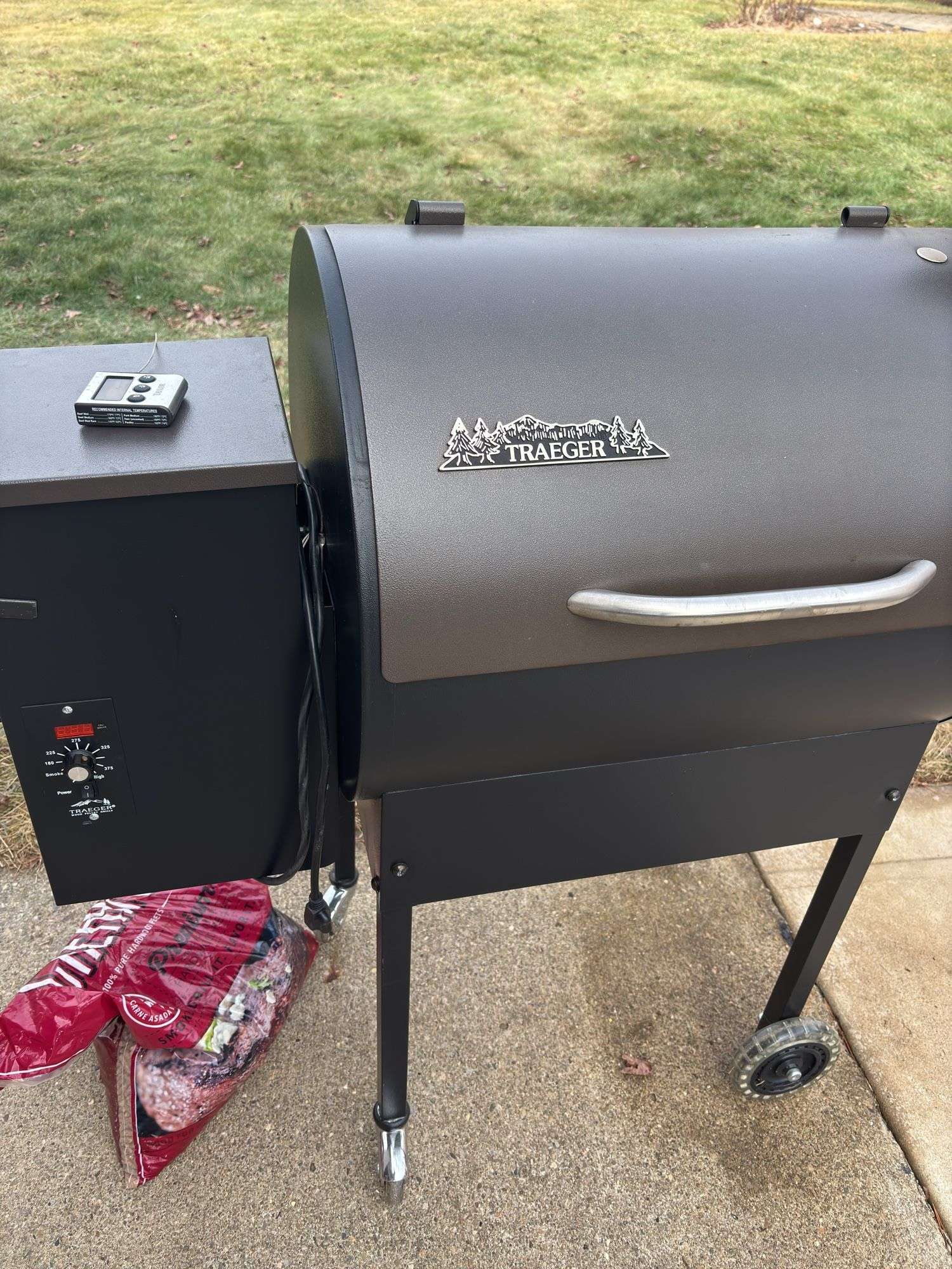 Traeger Pellet Smoker 24” Tray , Model BBQ 07E/ (clean)Bags of Pellets ...