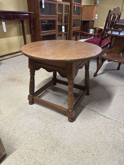 SOLID WOOD MAPLE ROUND TABLE MERSMAN 38-25 - Kaufman Realty & Auctions