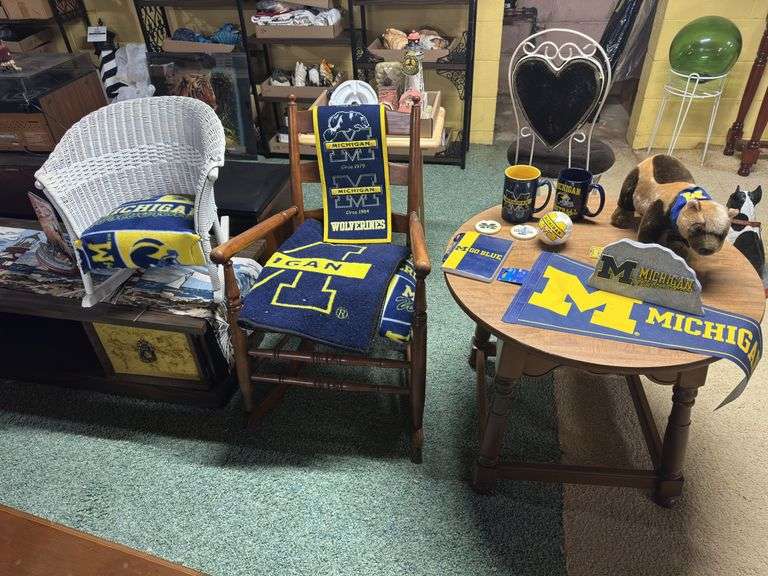 MICHIGAN WOLVERINES SPORTS FAN ITEMS - Kaufman Realty & Auctions
