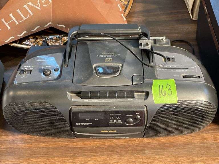 RADIO SHACK CD/CASSETTE / RADIO - Kaufman Realty & Auctions