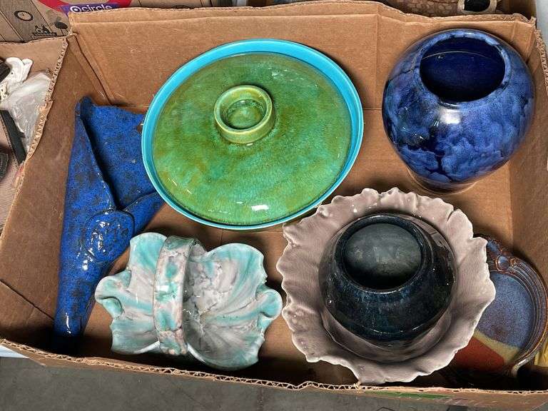 ASSORTED POTTERY ITEMS - Kaufman Realty & Auctions
