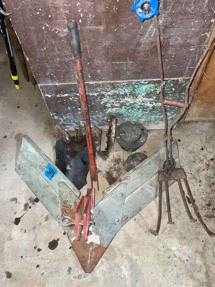 IMPLEMENT SHOVELS & OTHER METAL ITEMS - Kaufman Realty & Auctions