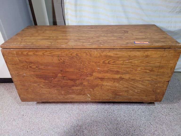 Large wooden box on rollers - Kaufman Realty & Auctions